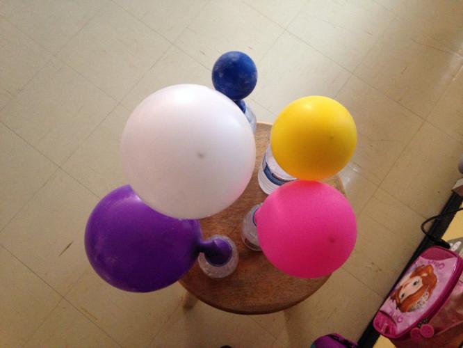 Gonfler un ballon à l'aide d'un mélange de poudre et de liquide